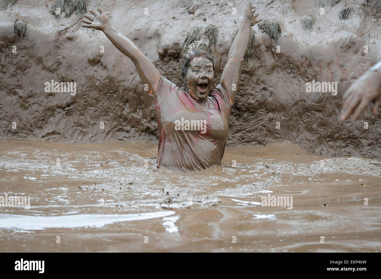 30 years old woman emerges from mud pool at finish line of an OCR event ...