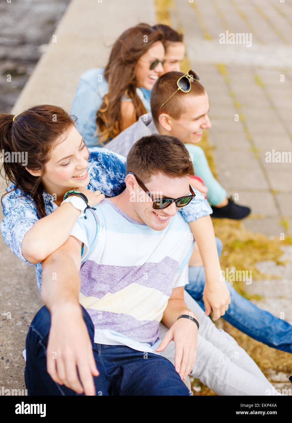 group of smiling teenagers hanging out Stock Photo - Alamy