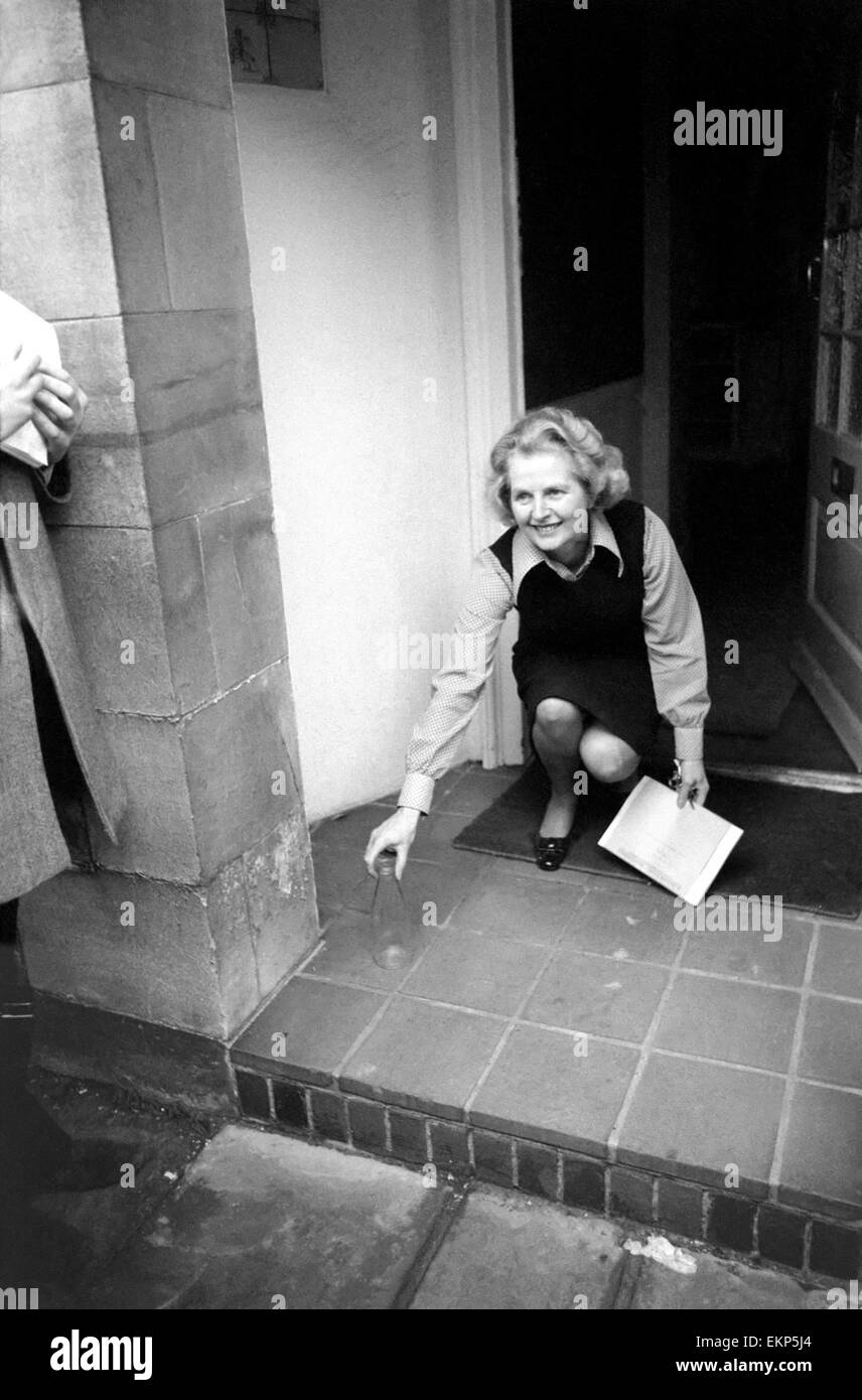 A clutch of newsmen gathered outside Margaret Thatcher's home (now ...