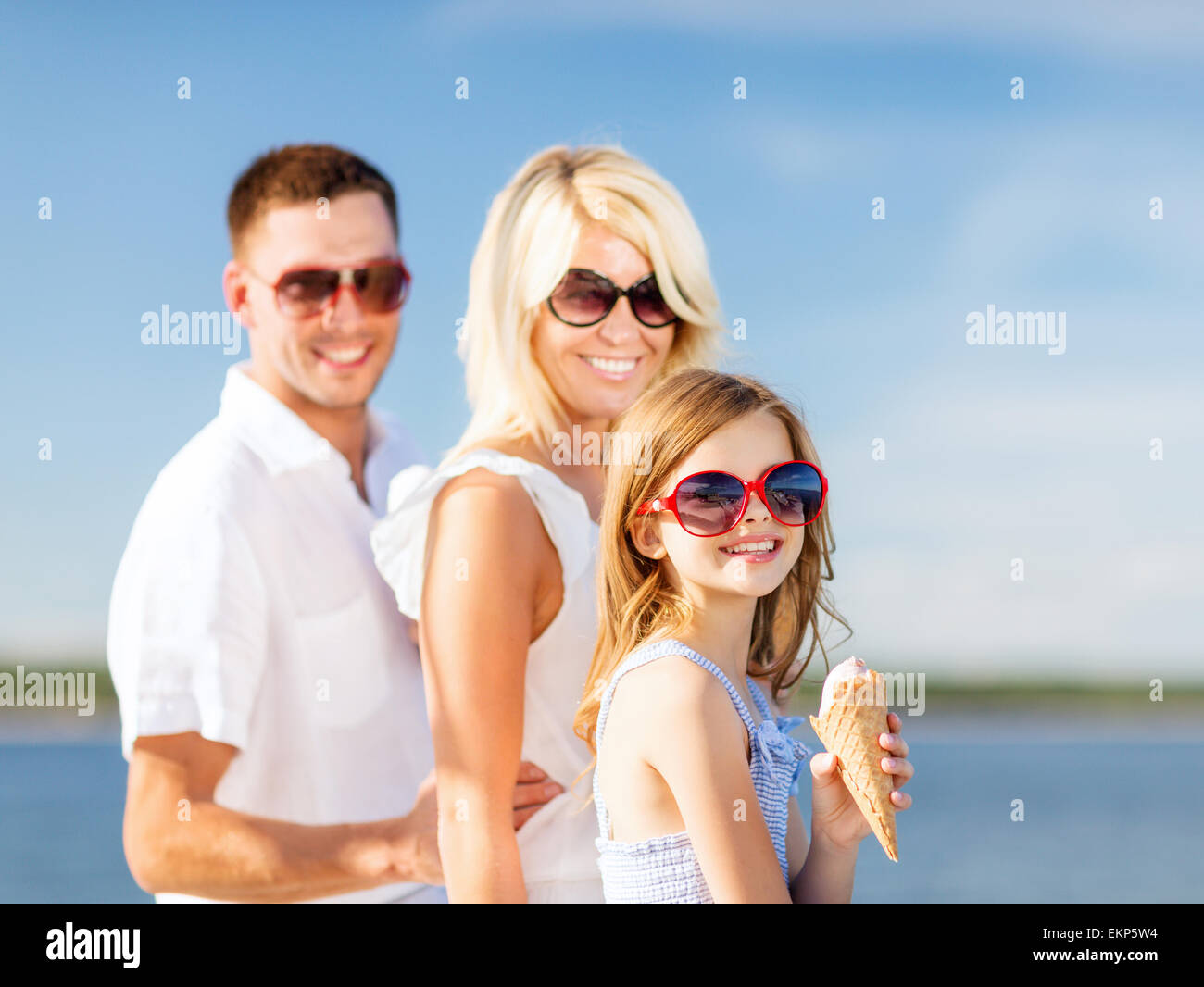 happy family eating ice cream Stock Photo - Alamy