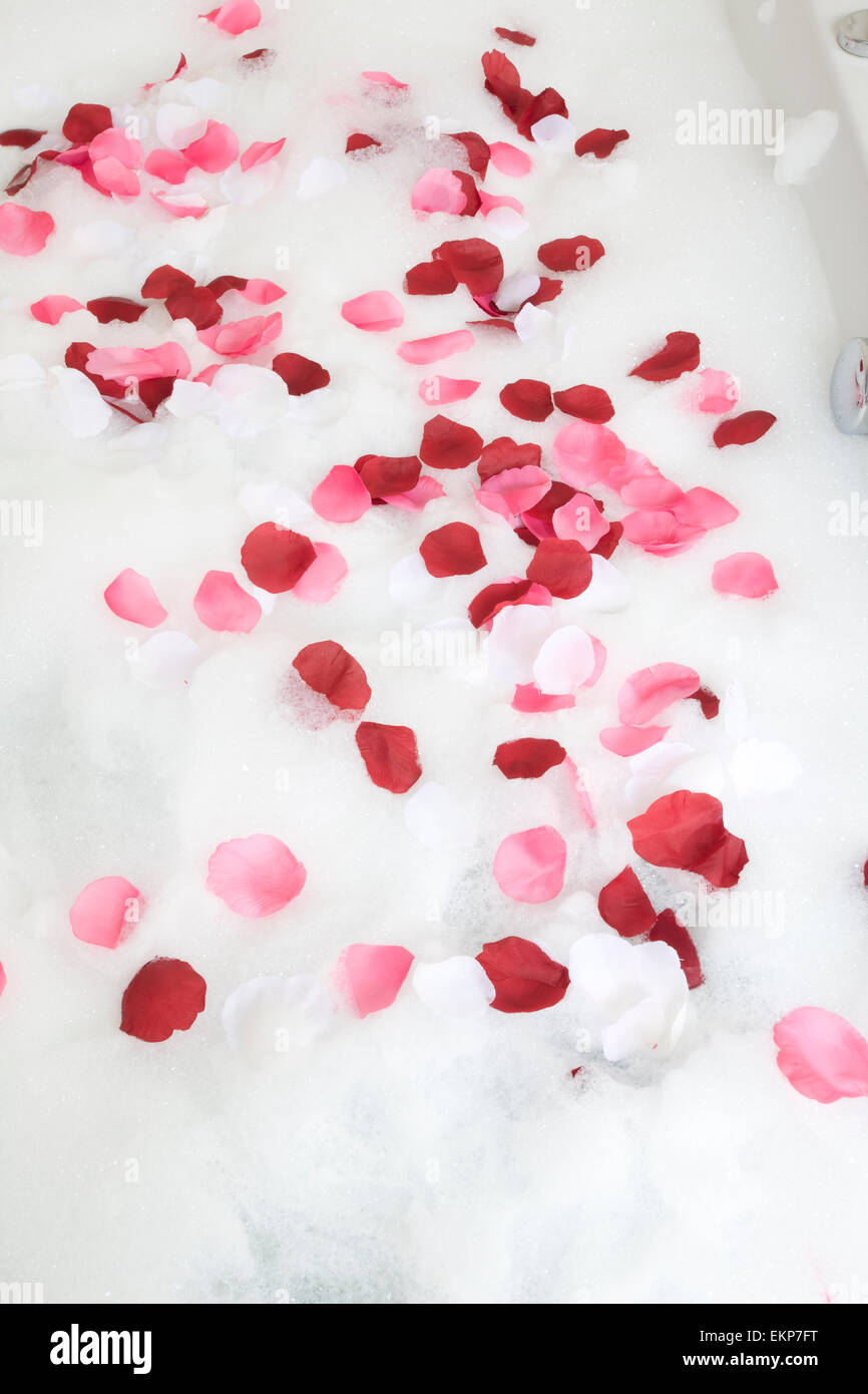 Bath water with rose petals Stock Photo - Alamy