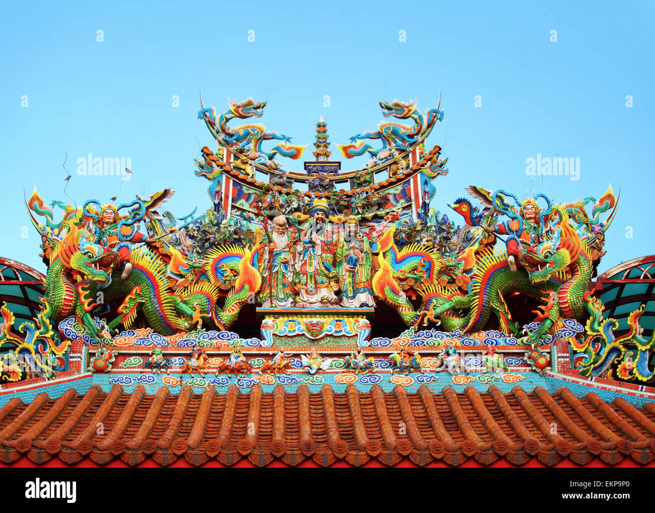 Chinese temple roof tile with dragon decoration Stock Photo - Alamy