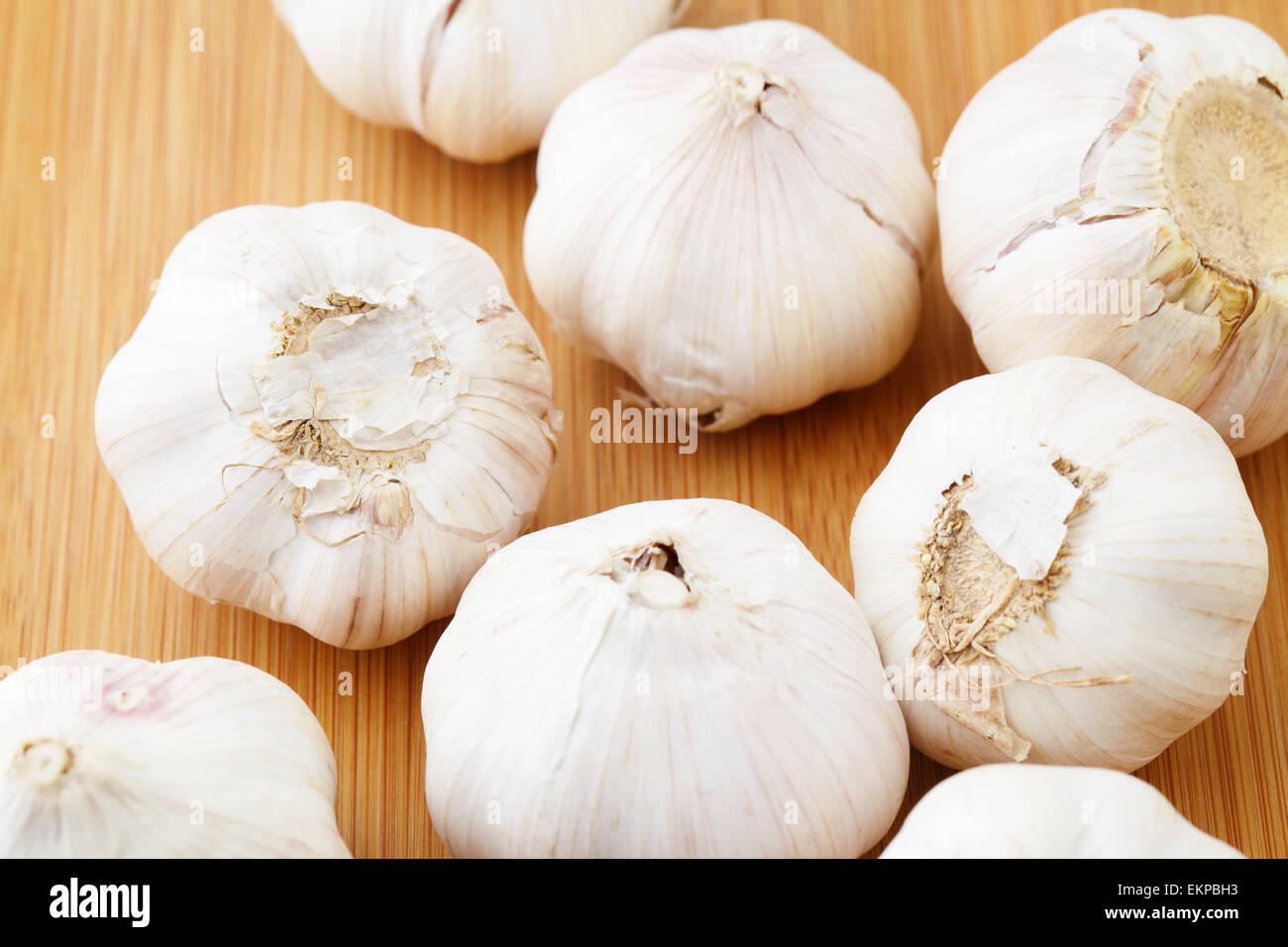 Heap of garlic Stock Photo - Alamy