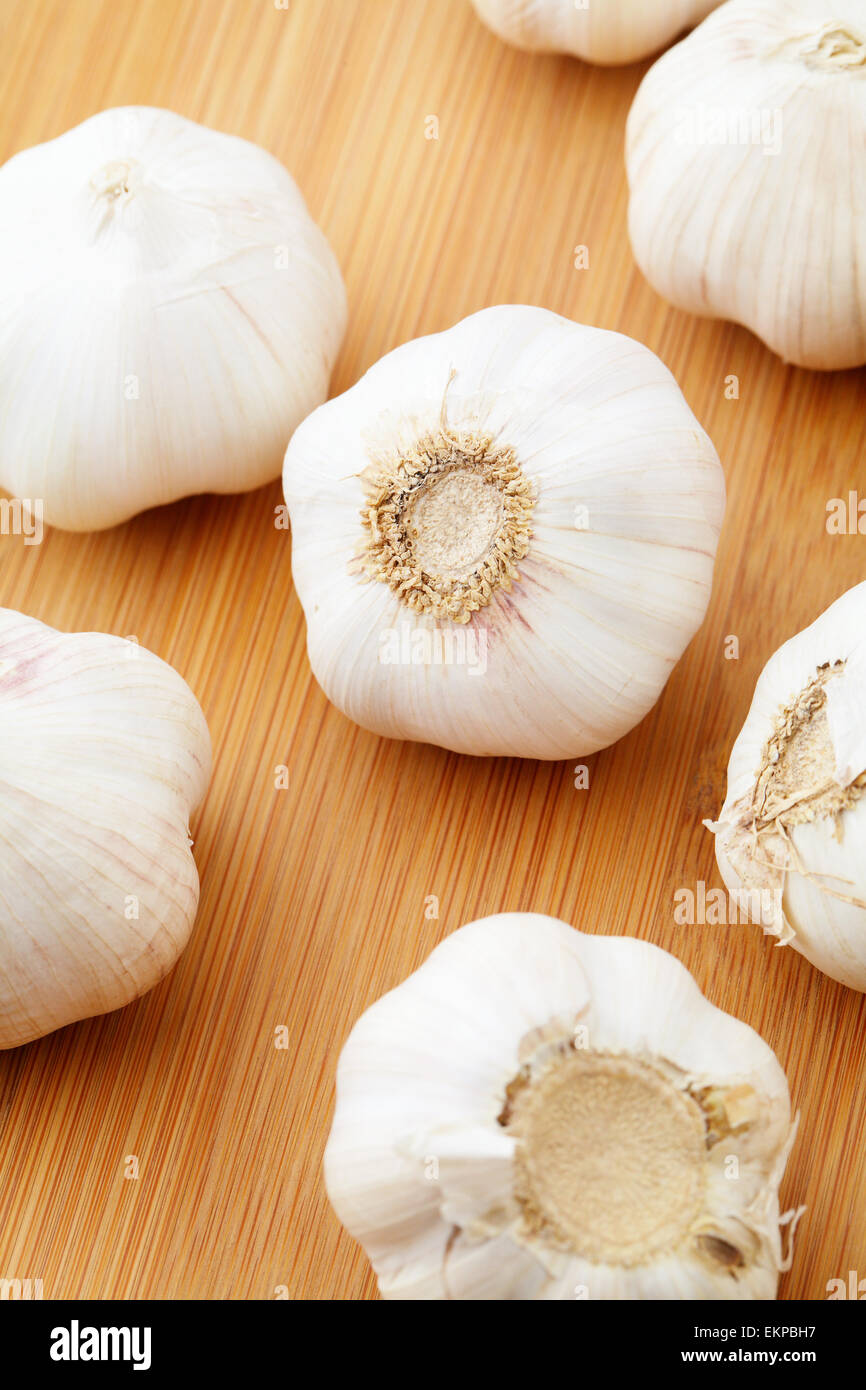 Heap of garlic Stock Photo - Alamy