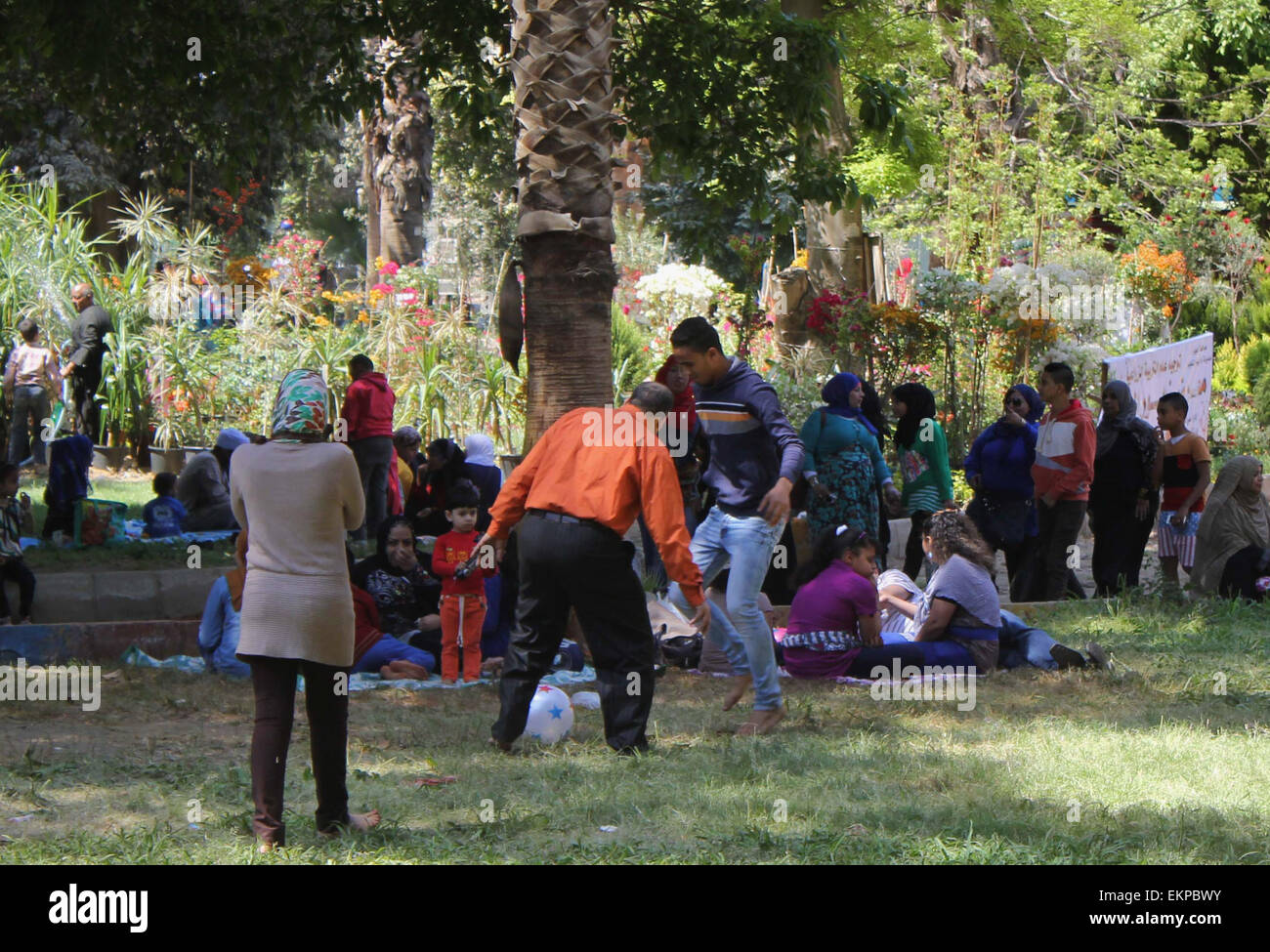 Cairo, Egypt. 13th Apr, 2015. Egyptians visit the spring flower ...