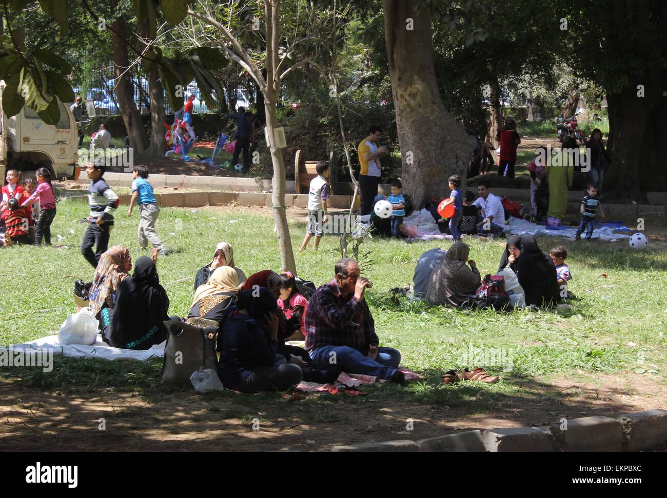 Cairo, Egypt. 13th Apr, 2015. Egyptians visit the spring flower ...