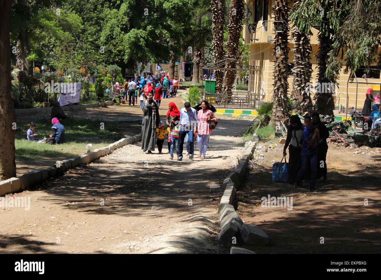 Cairo, Egypt. 13th Apr, 2015. Egyptians visit the spring flower ...