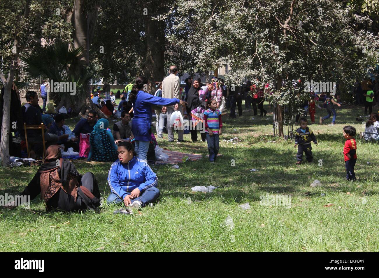 Cairo, Egypt. 13th Apr, 2015. Egyptians visit the spring flower ...