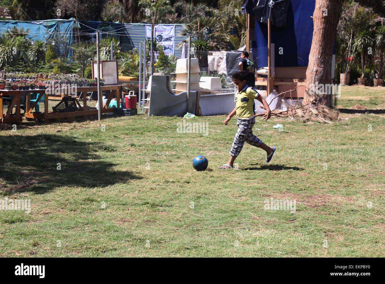 Cairo, Egypt. 13th Apr, 2015. Egyptians visit the spring flower ...