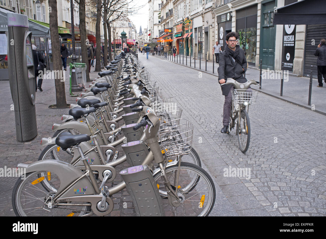 Bicycle sharing in Paris Stock Photo - Alamy