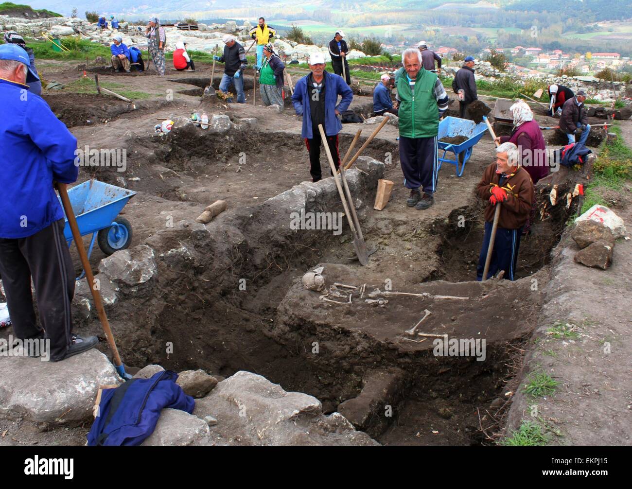 Skeleton unearthed from a grave hi-res stock photography and images - Alamy
