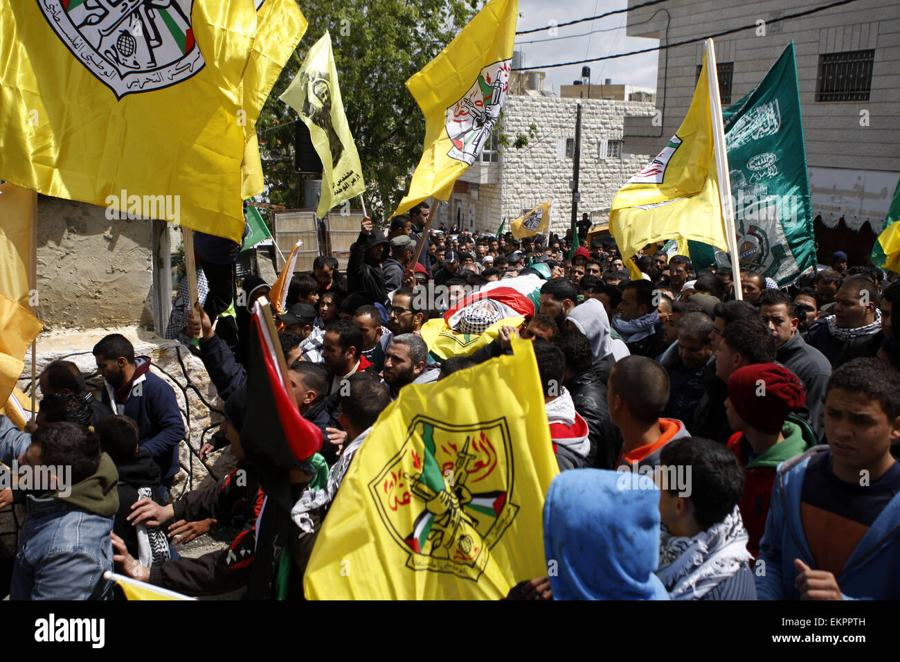 Sinjil, West Bank, Palestinian Territory. 12th Apr, 2015. Mourners ...