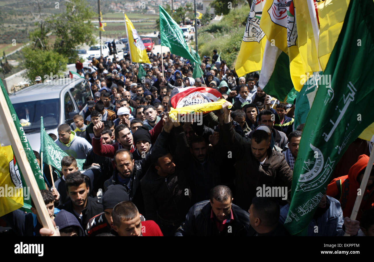 Sinjil, West Bank, Palestinian Territory. 12th Apr, 2015. Mourners ...