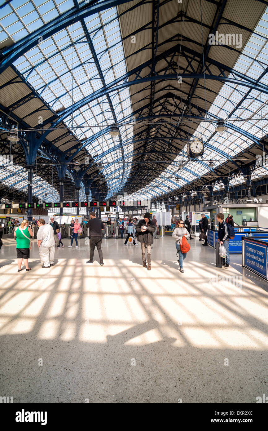 Railway station concourse hi-res stock photography and images - Alamy