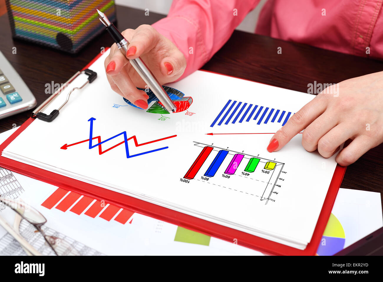 businesswoman drawing business charts on clipboard Stock Photo - Alamy