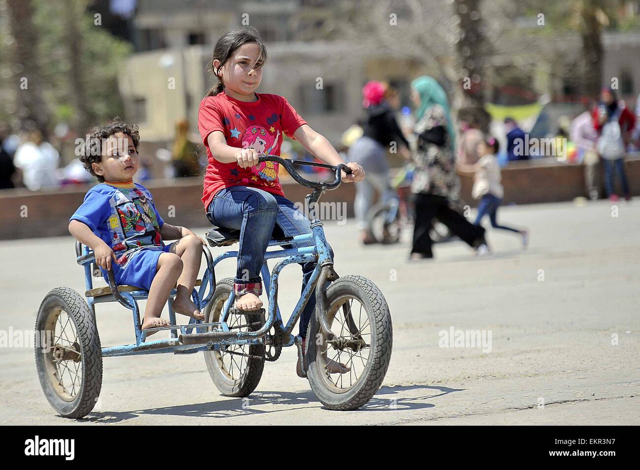 Cairo, Egypt. 13th Apr, 2015. Egyptian children with their familys play ...
