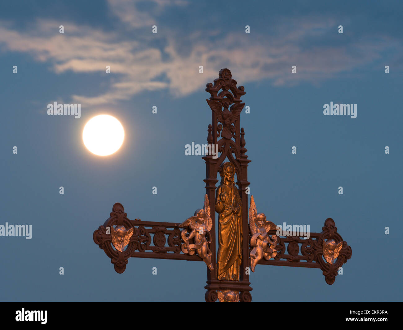 Evening cross hi-res stock photography and images - Alamy
