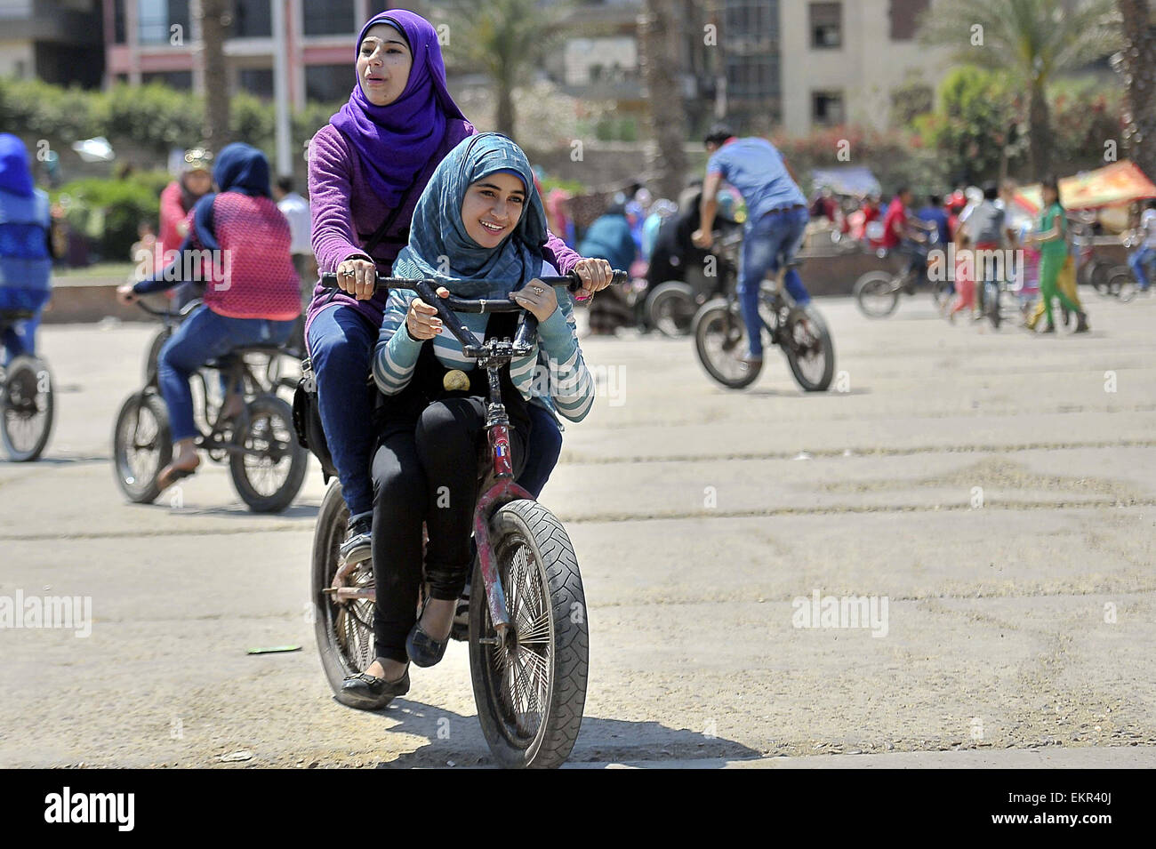 Cairo, Egypt. 13th Apr, 2015. Egyptian children with their familys play ...