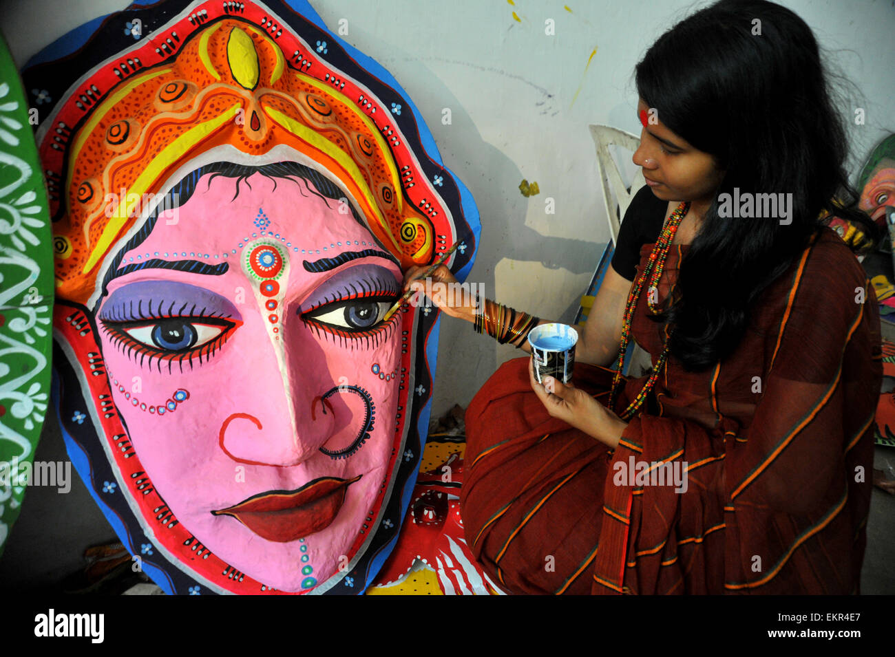 Dhaka, Bangladesh. 13th April, 2014. Students busy to create mask ...