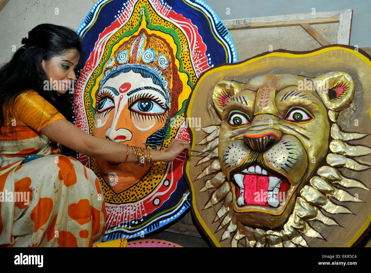 Dhaka, Bangladesh. 13th April, 2014. Students busy to create mask ...