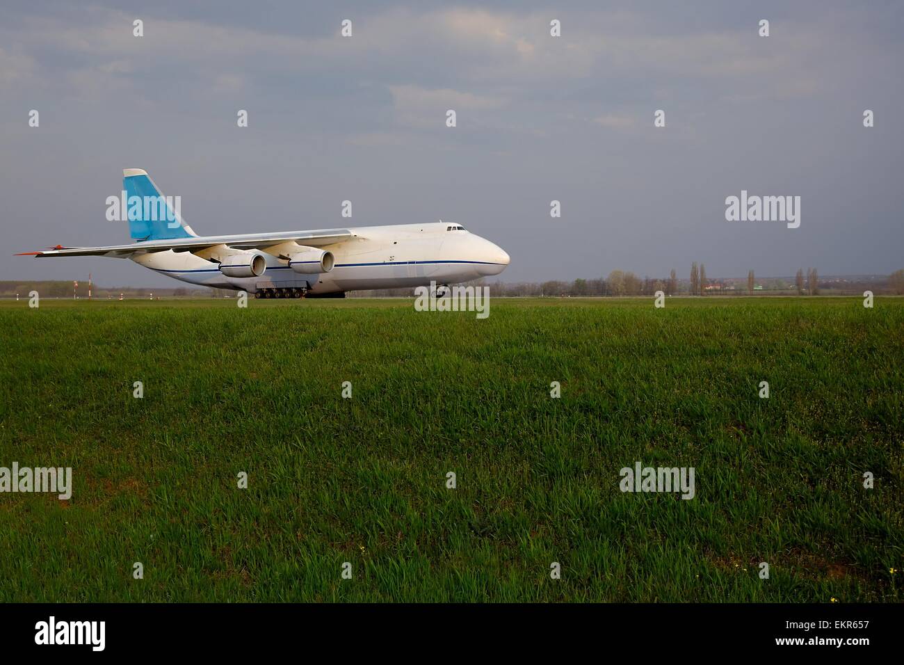 Antonov an 124 take off hi-res stock photography and images - Alamy