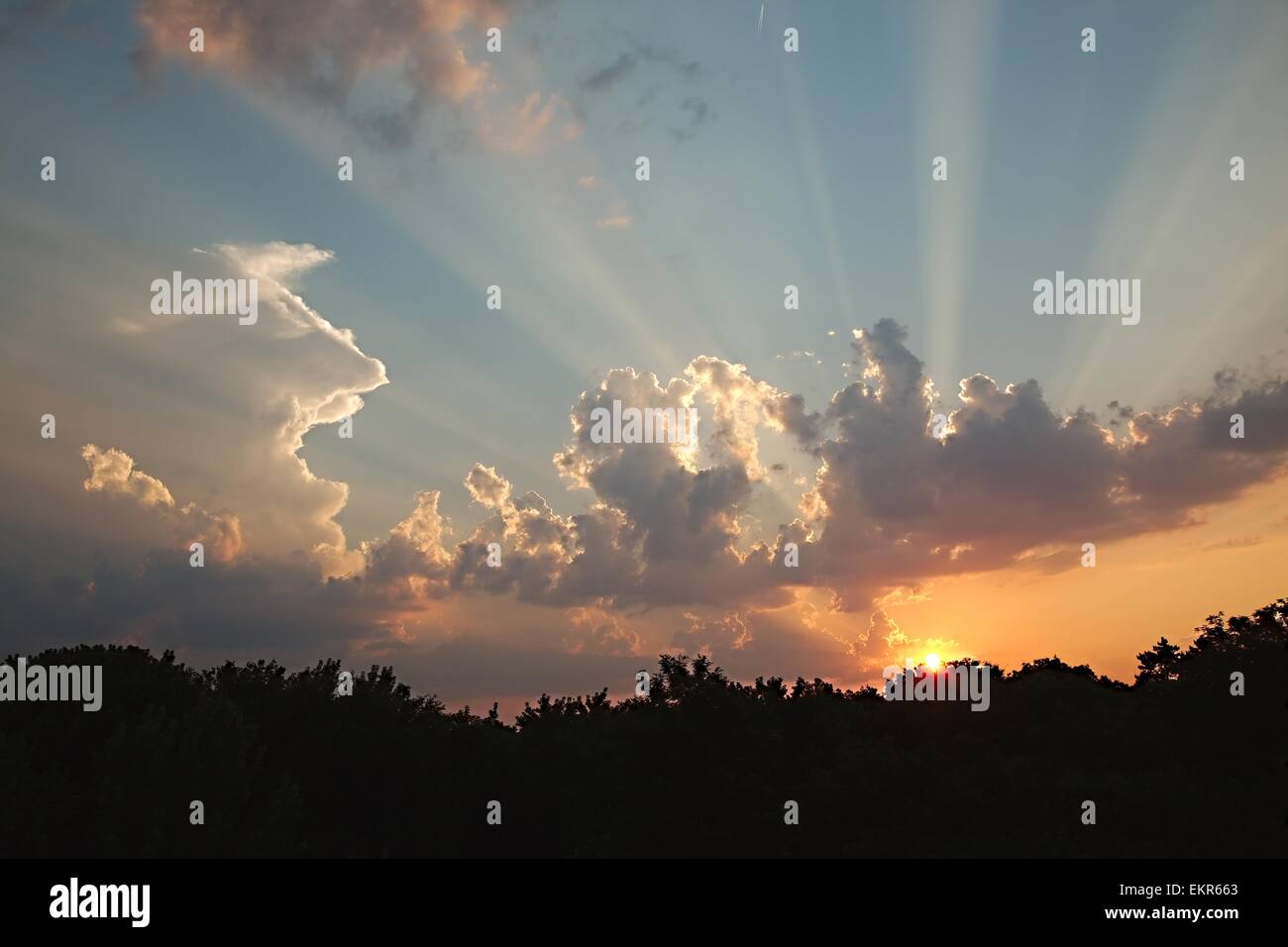 Beautiful sunset dark cloud hi-res stock photography and images - Alamy