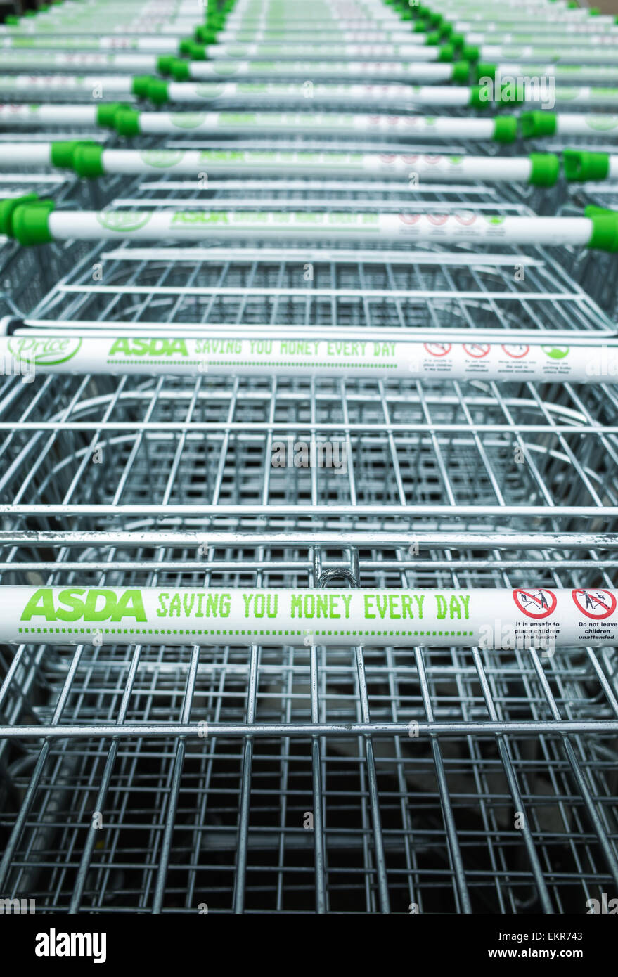 Wire basket trolleys hi-res stock photography and images - Alamy