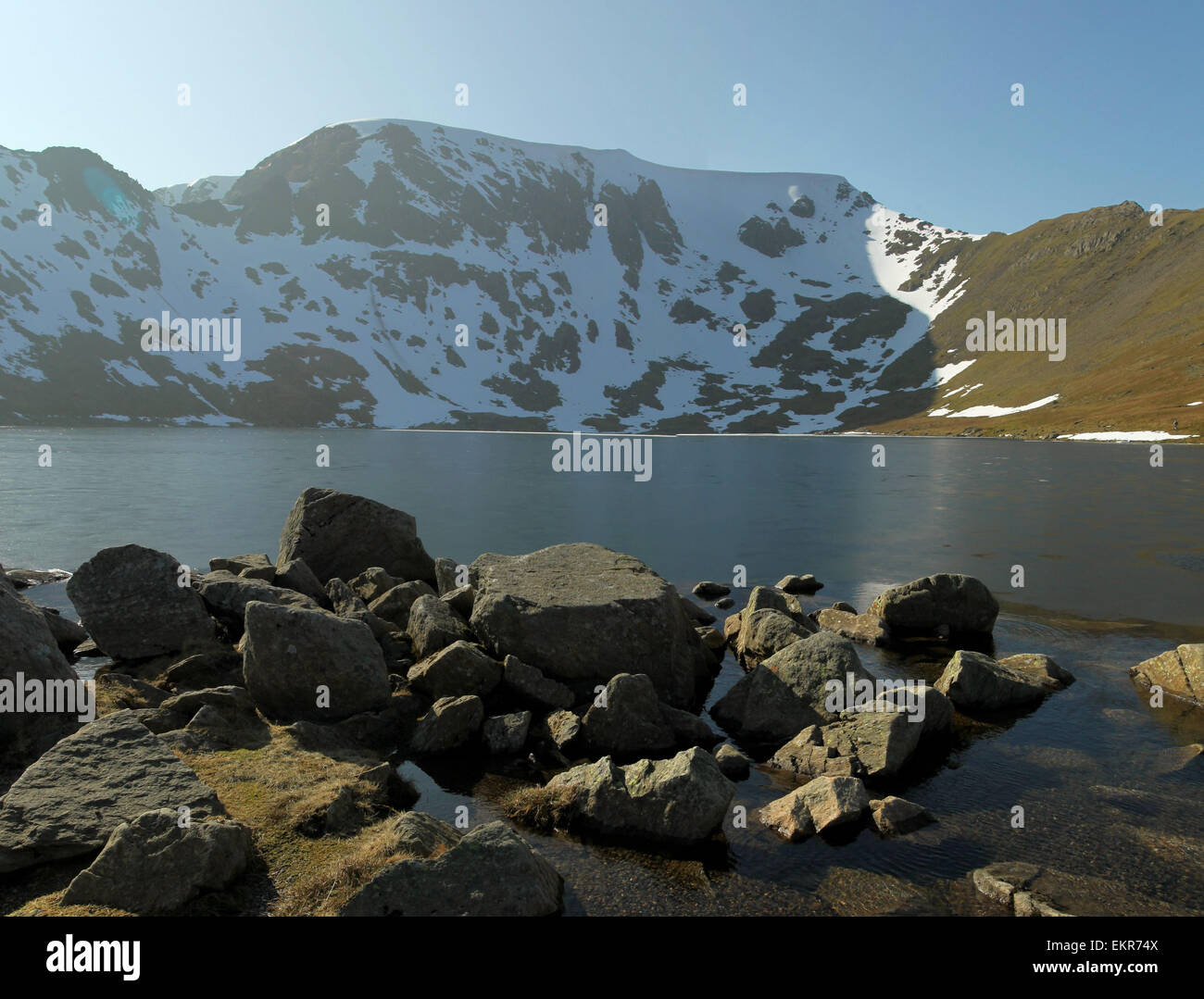Red Tarn Helvellyn, Helvellyn striding edge snow cornices Stock Photo ...