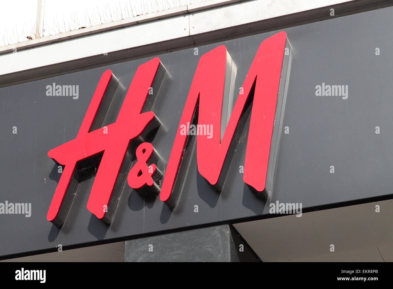 H&m storefront hi-res stock photography and images - Alamy