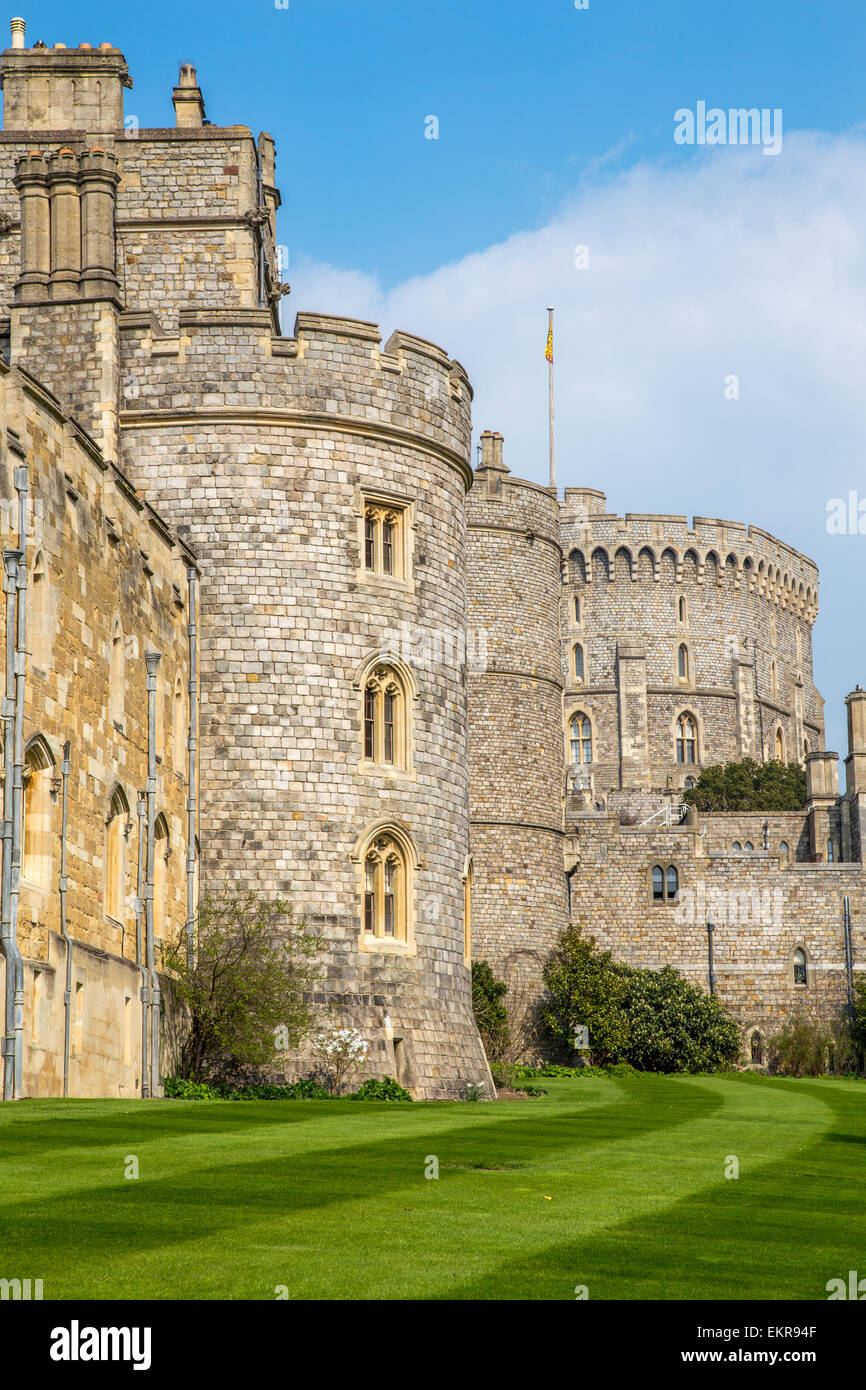 Windsor castle exterior hi-res stock photography and images - Alamy