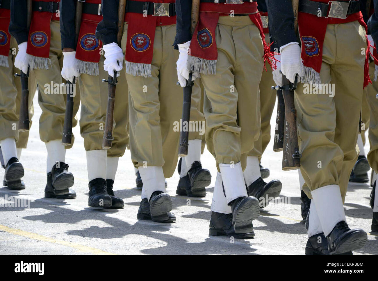 Quetta. 13th Apr, 2015. Pakistani policemen perform during a graduation ...