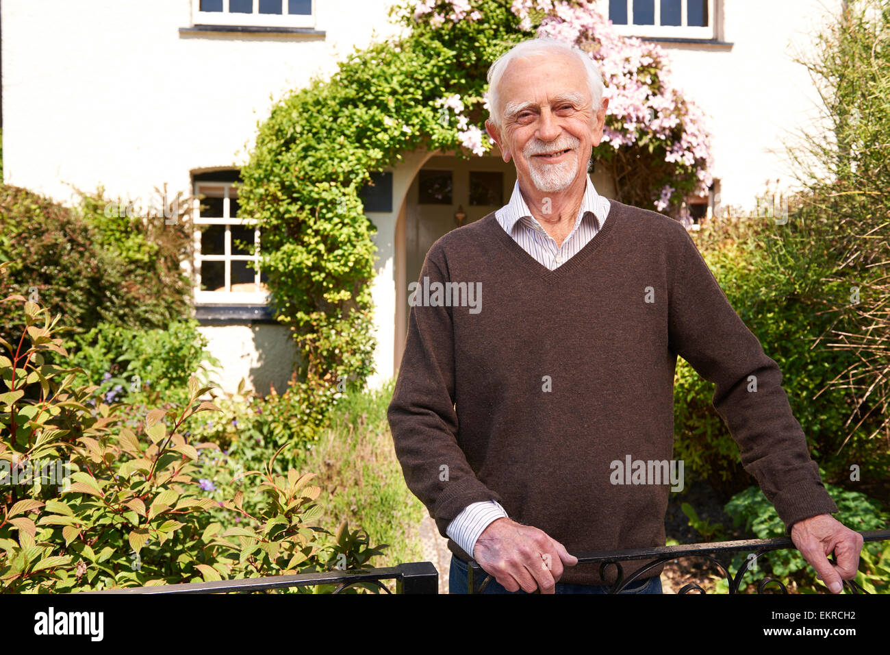 Man standing outside gate hi-res stock photography and images - Alamy