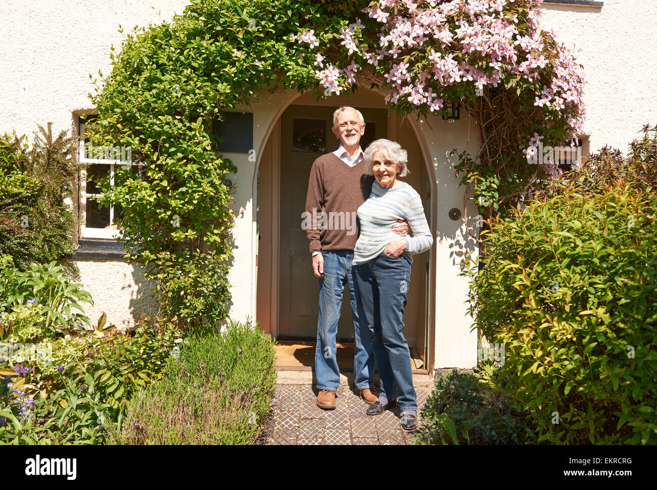 Old couple outside home hi-res stock photography and images - Alamy