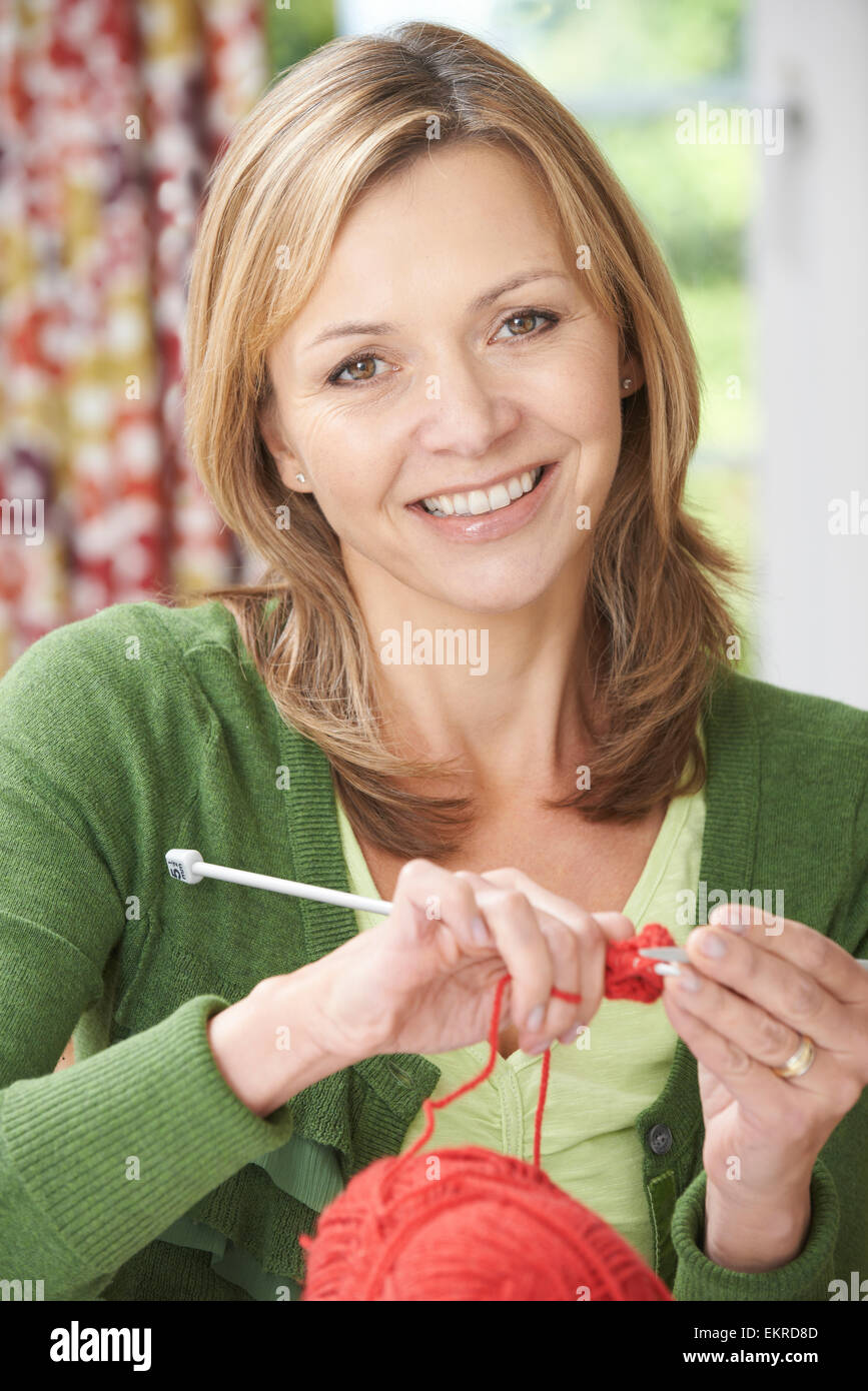 Women knitting hi-res stock photography and images - Alamy