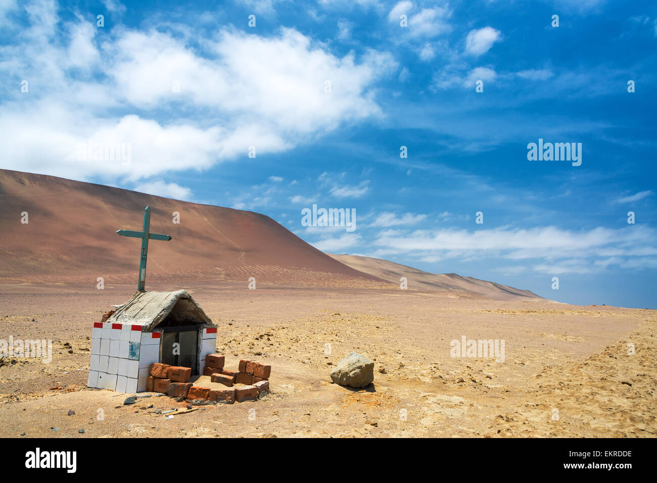 Small grave in the desert near Paracas, Peru Stock Photo - Alamy