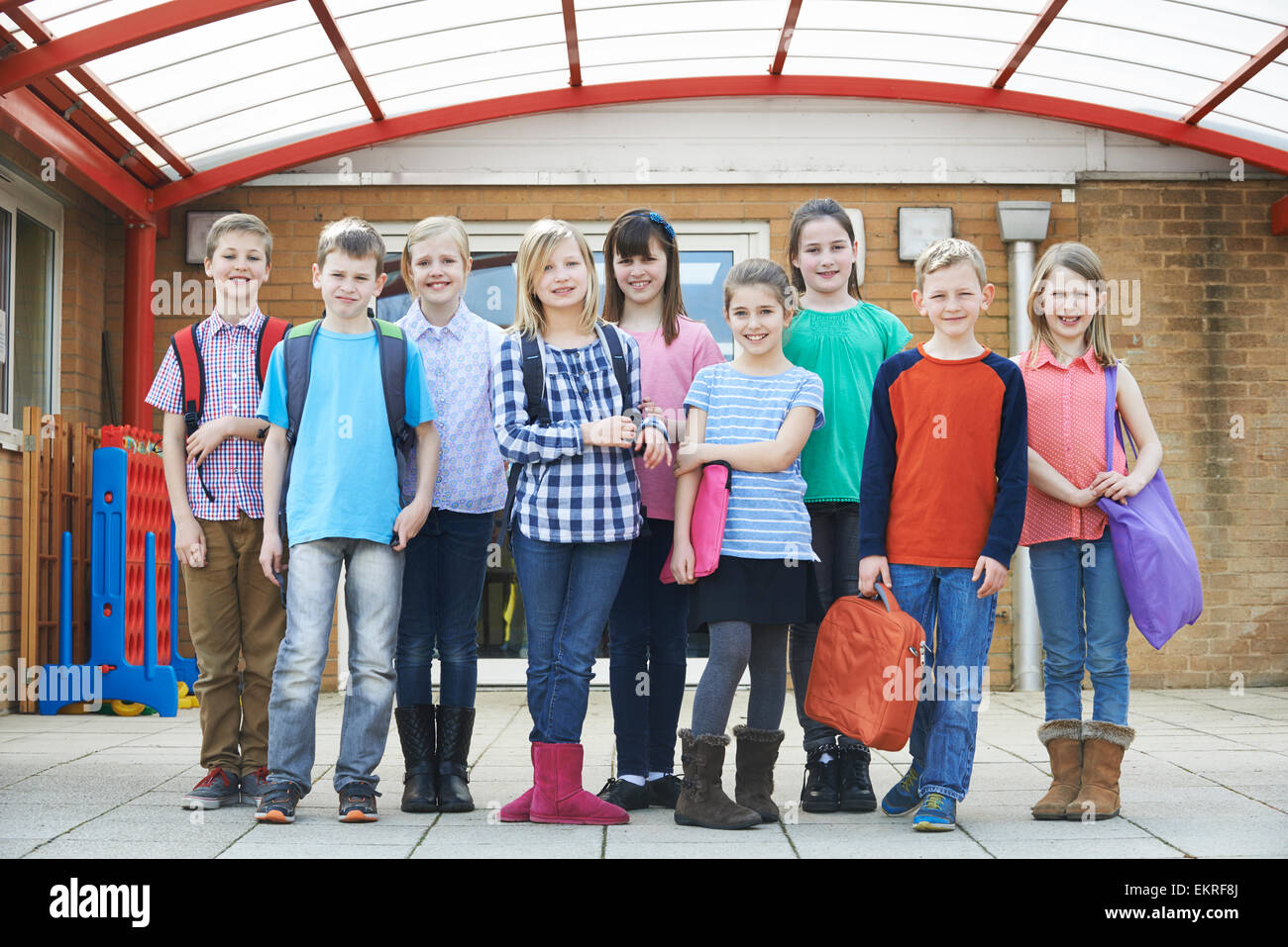 School friends outside hi-res stock photography and images - Alamy