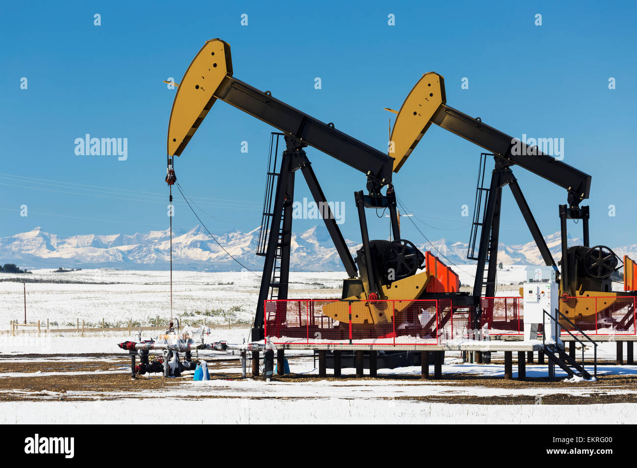 Two pump jacks hi-res stock photography and images - Alamy
