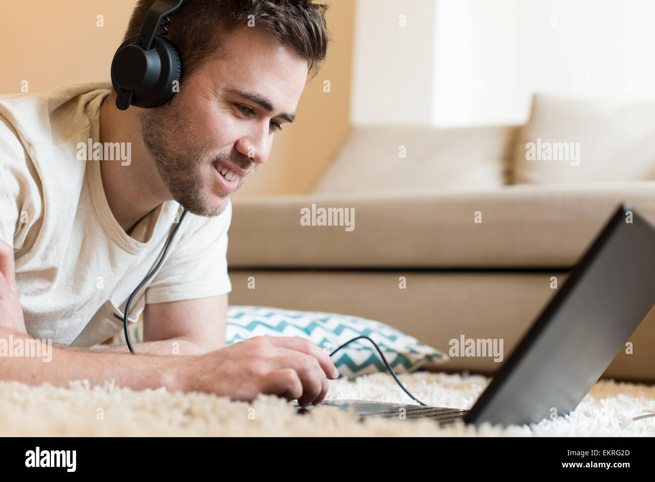 Headphones computer learning man hi-res stock photography and images ...