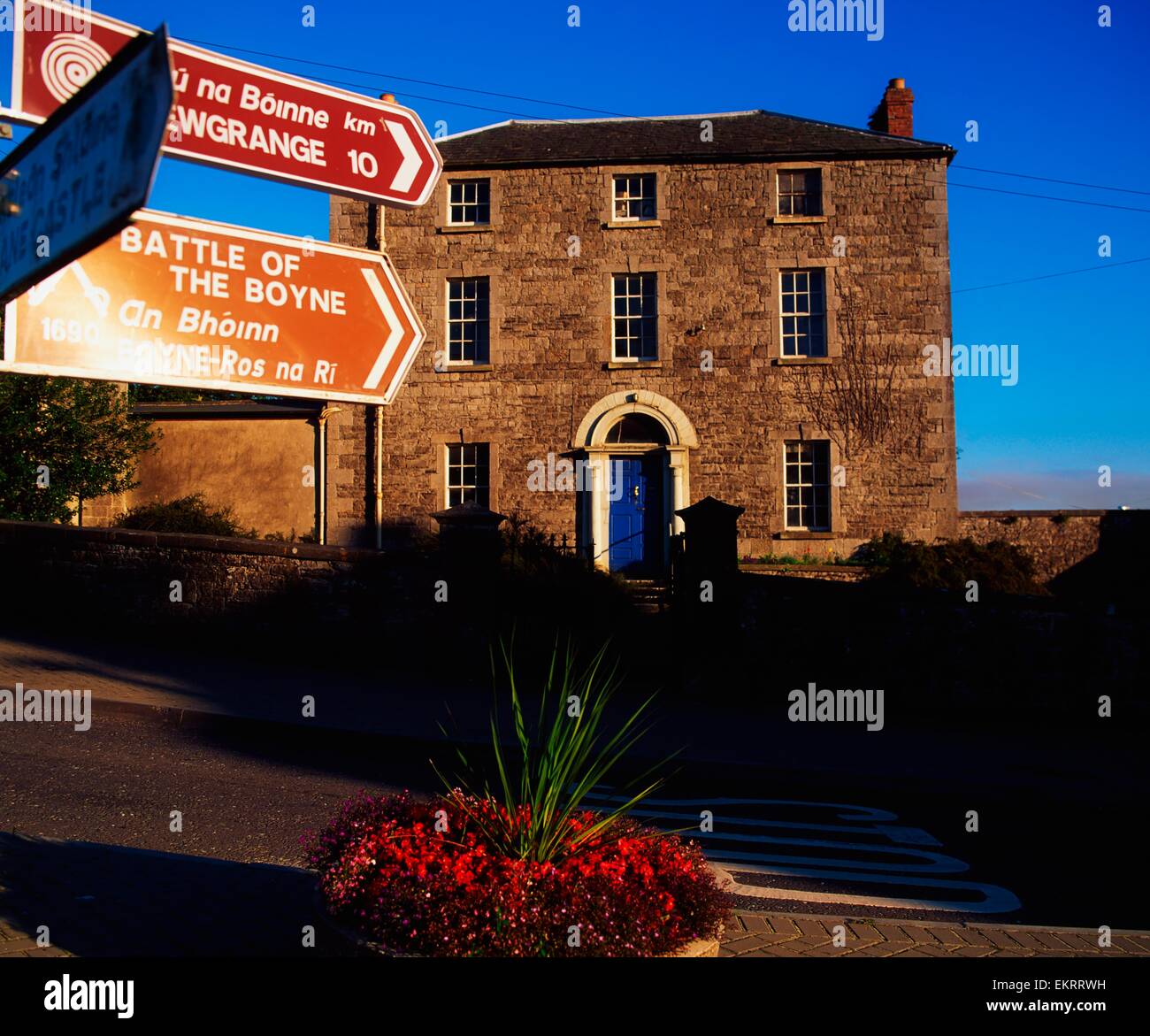 Old fashioned wooden footpath sign hi-res stock photography and images ...