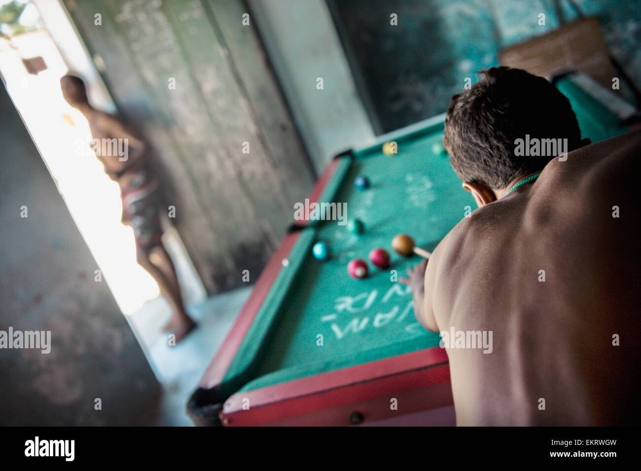 Pool cue behind back hi-res stock photography and images - Alamy