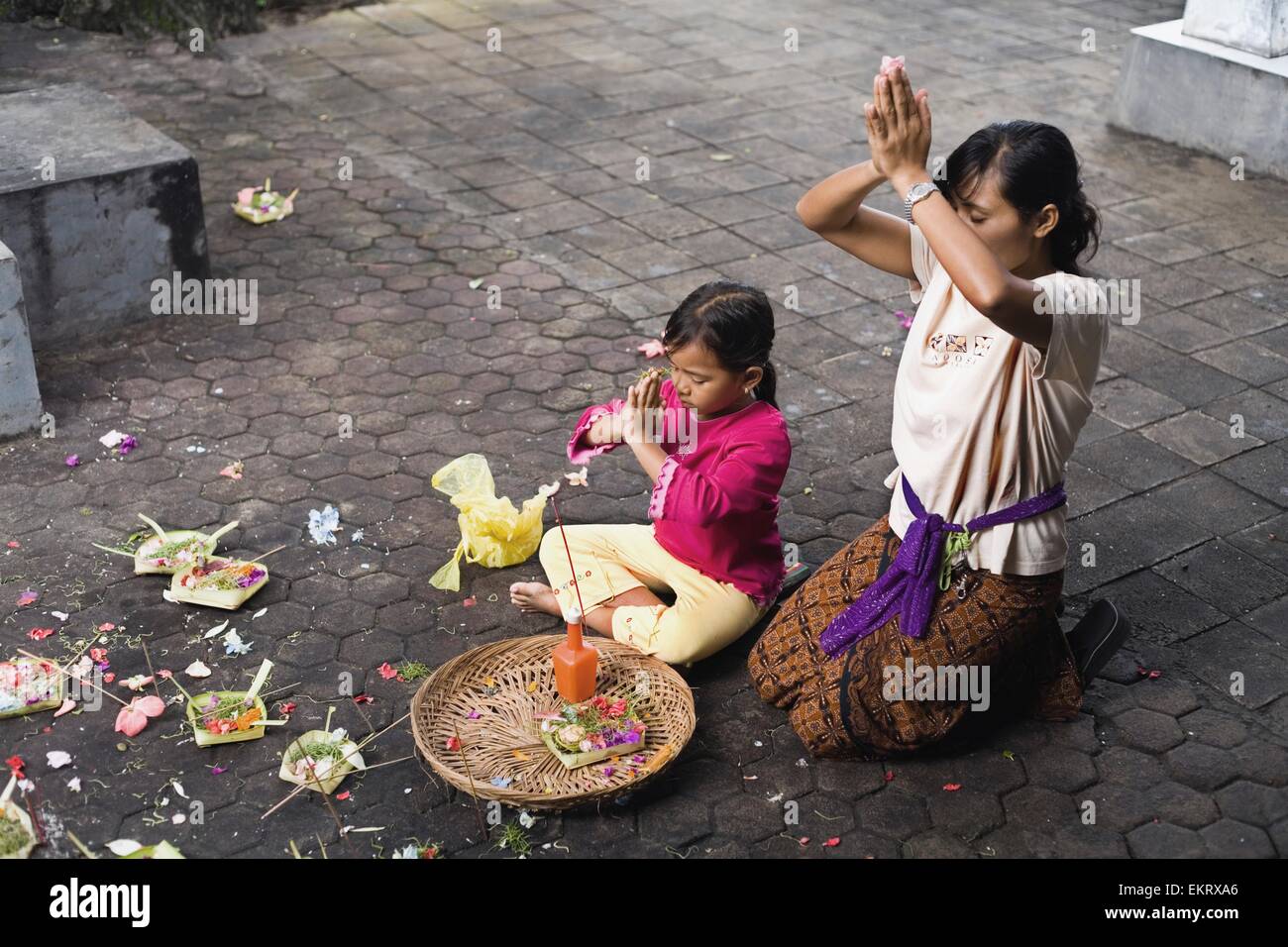 Two children praying hi-res stock photography and images - Alamy