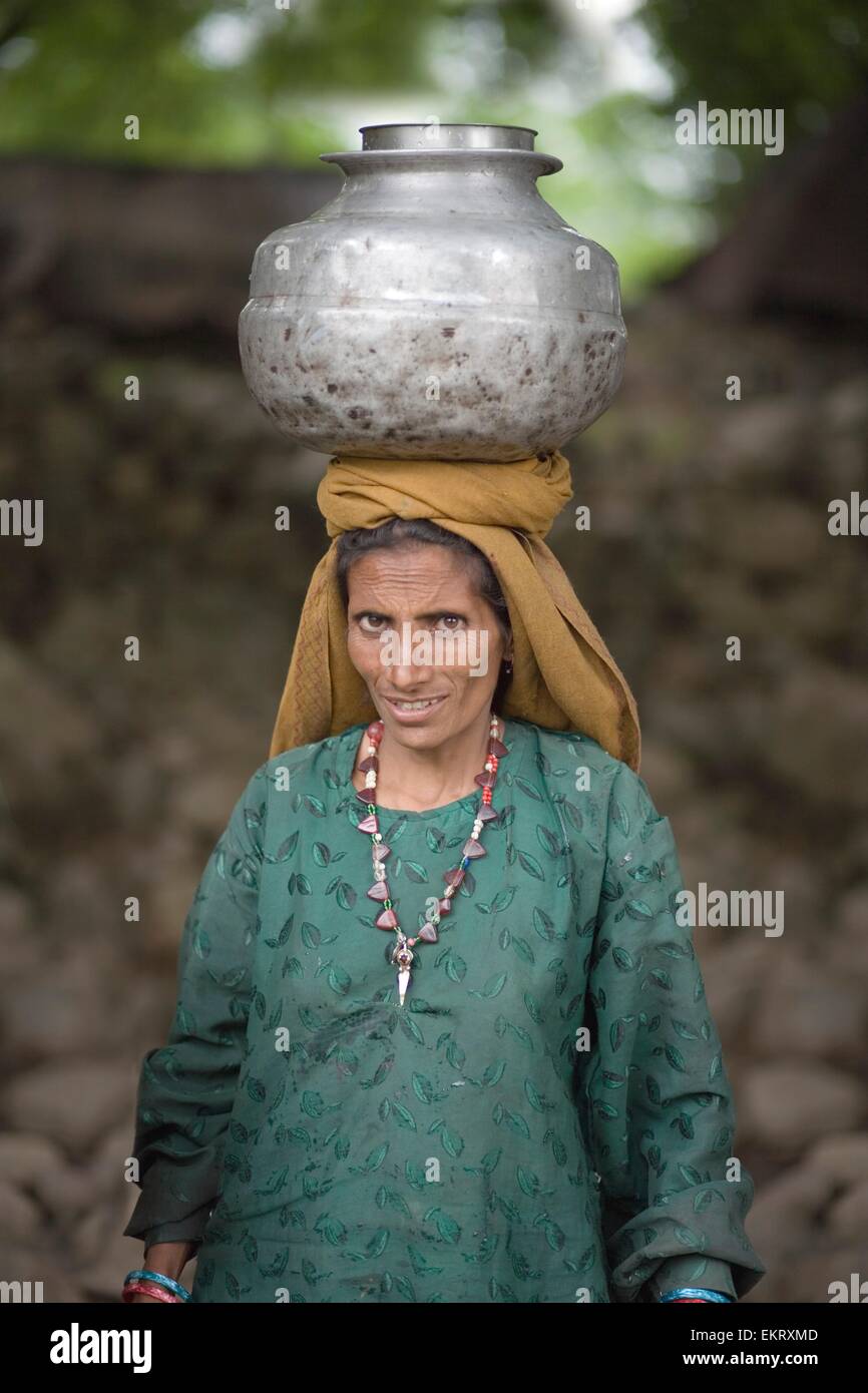 Woman Carrying Pot On Head Stock Photo - Alamy