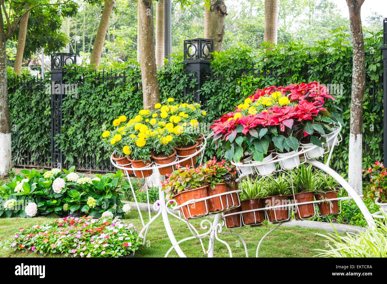 Waterfront flower garden hi-res stock photography and images - Alamy