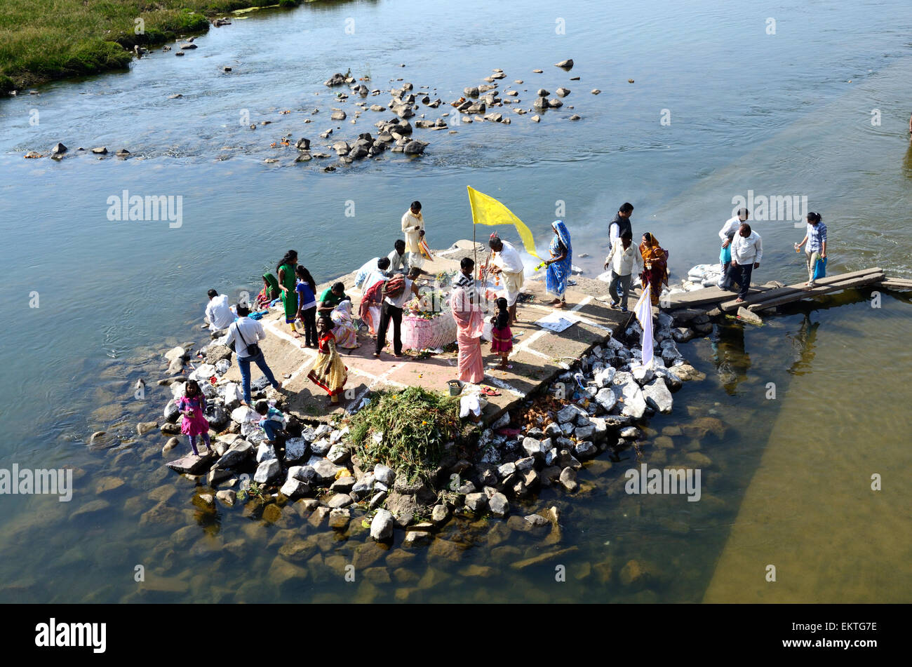 Indian Hindu worshipers at the Narbada River Shiva Festival Madhya ...