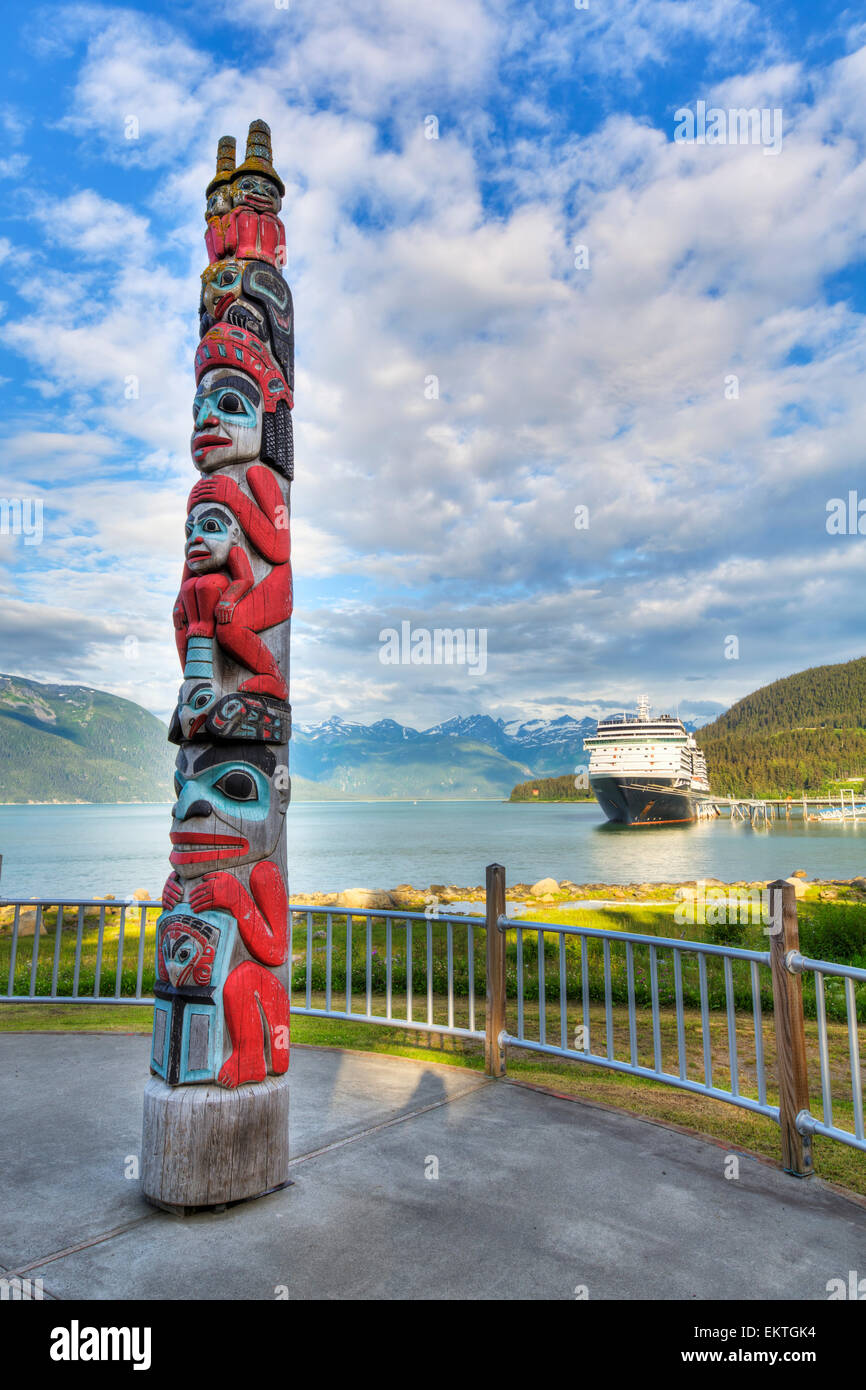Totem Pole and the Holland America Cruise Ship Oosterdam docked at the ...