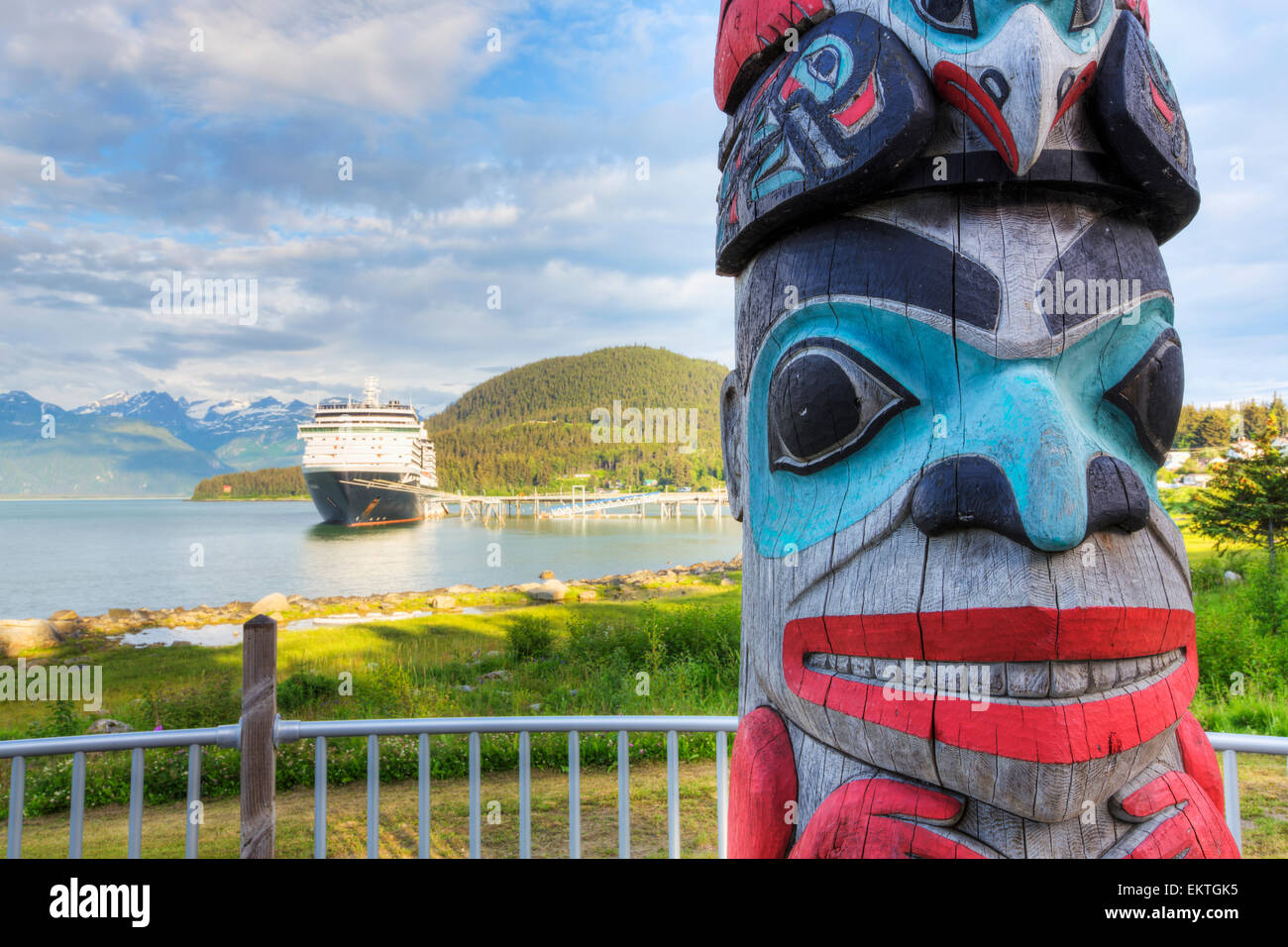 Totem Pole and the Holland America Cruise Ship Oosterdam docked at the ...