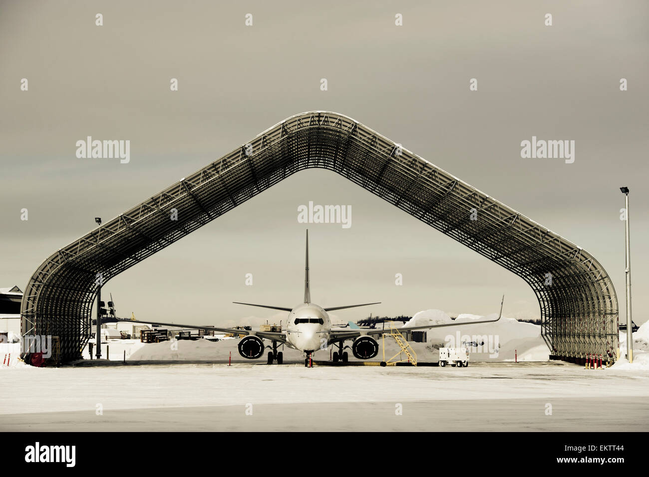 Commercial airplane hanger hi-res stock photography and images - Alamy