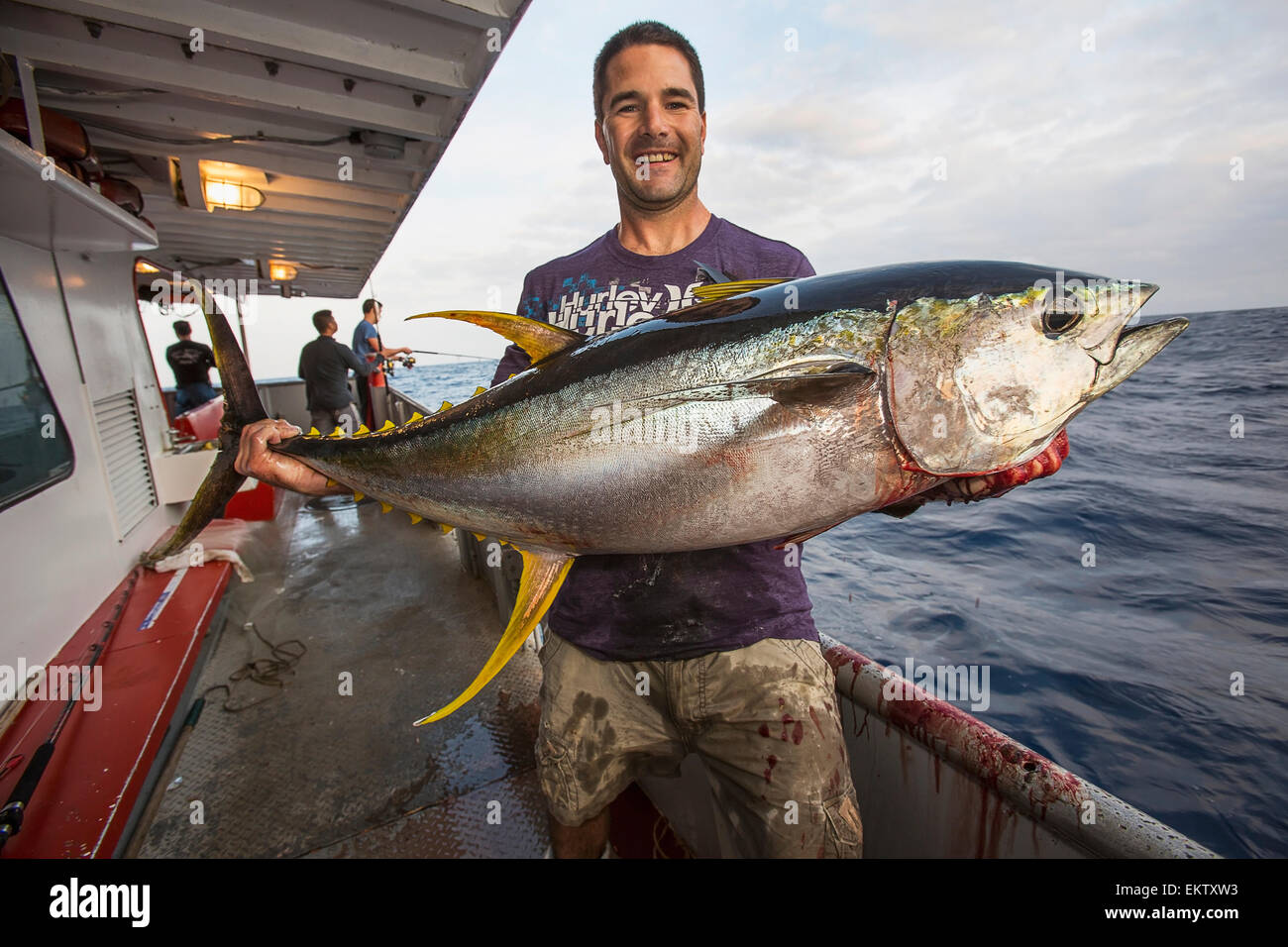 Man holding caught yellowfin tuna hi-res stock photography and images ...