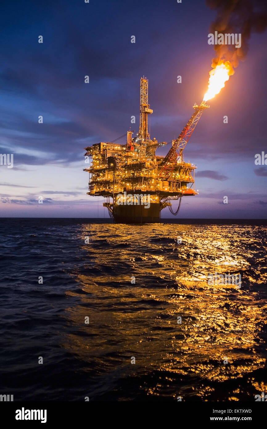 Oil rigs flames hi-res stock photography and images - Alamy