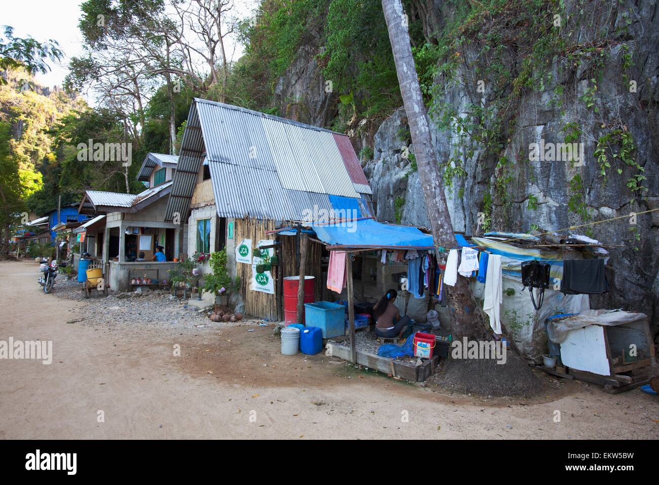 Philippines poverty woman young hi-res stock photography and images - Alamy